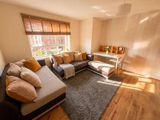 2 Bedroom Flat To Rent In Seymour Court, Arboretum, East Midlands, NG7