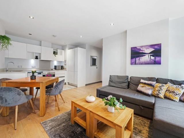 2 Bedroom Flat to Rent in Tooley Street, London, SE1