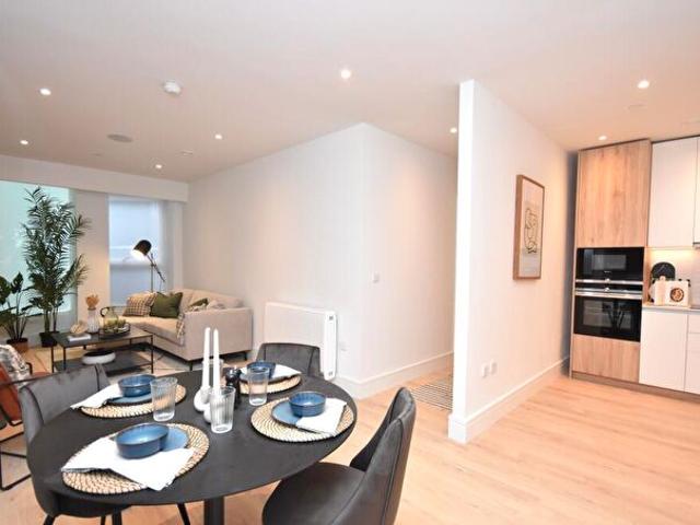2 Bedroom Flat To Rent In Virginia House, Walton Street, HP21