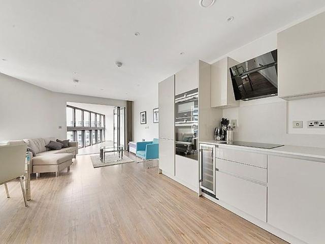 2 bedroom flat to rent in Wiverton Tower, Aldgate E1