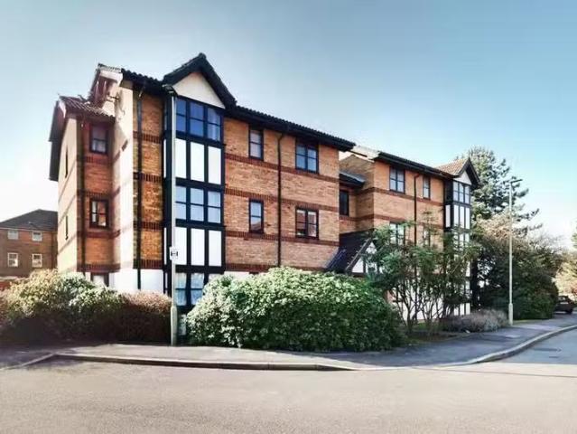 2 bedroom flat to rent in Woodvale Way, London NW11