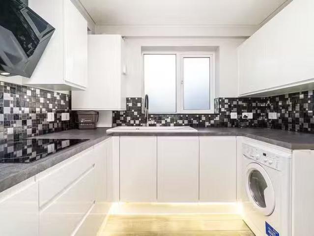 2 bedroom Flat to rent, Jengar Close, Sutton, SM1 £1,650 pcm