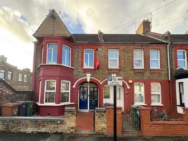 2 bedroom Flat to rent, Kettlebaston Road, Leyton, E10 £1,900.