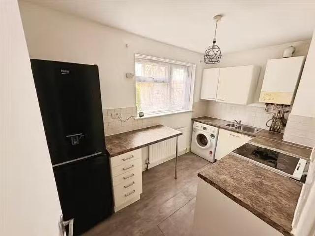 2 bedroom Flat to rent, Larches Lane, Wolverhampton, WV3 £795.