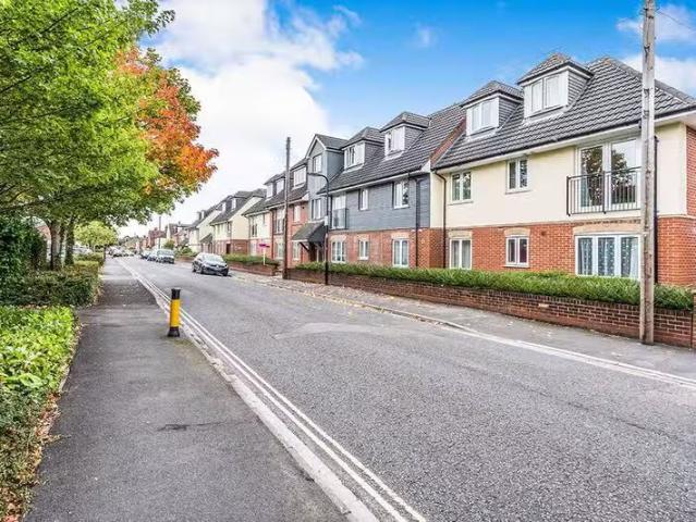 2 bedroom Flat to rent, Laundry Road, Southampton, SO16 £1,20.
