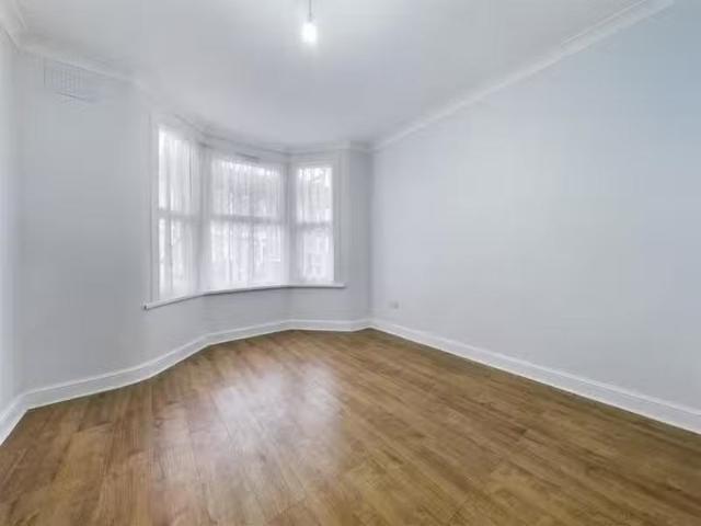 2 bedroom Flat to rent, Livingstone Road, Walthamstow, E17 £1.