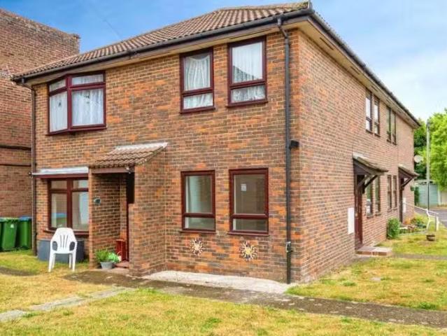 2 bedroom Flat to rent, Priory Close, Southampton, SO17 £1,25.