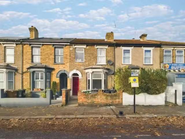 2 bedroom Flat to rent, Queens Road, Walthamstow, London, E17.