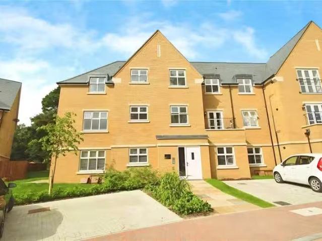 2 bedroom Flat to rent, Queenswood Crescent, Englefield Green.