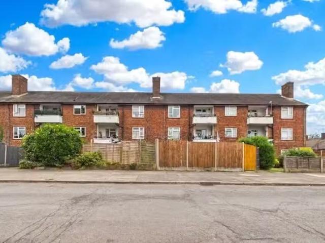 2 bedroom Flat to rent, Stanborough Avenue, Borehamwood, WD6.