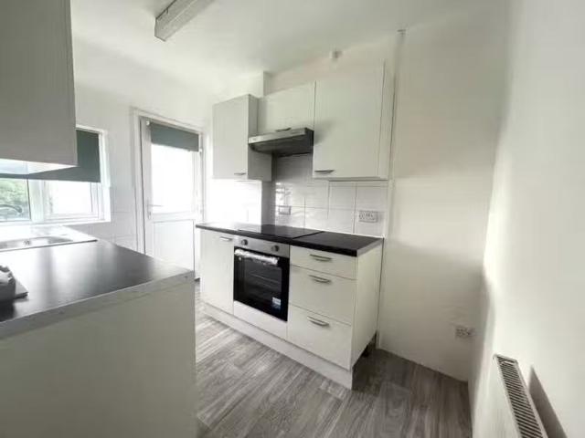 2 bedroom Flat to rent, Stafford Road, Wallington, SM6 £1,350.