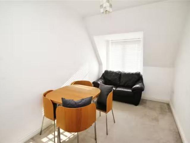 2 bedroom Flat to rent, Station Road, Egham, TW20 £1,800 pcm