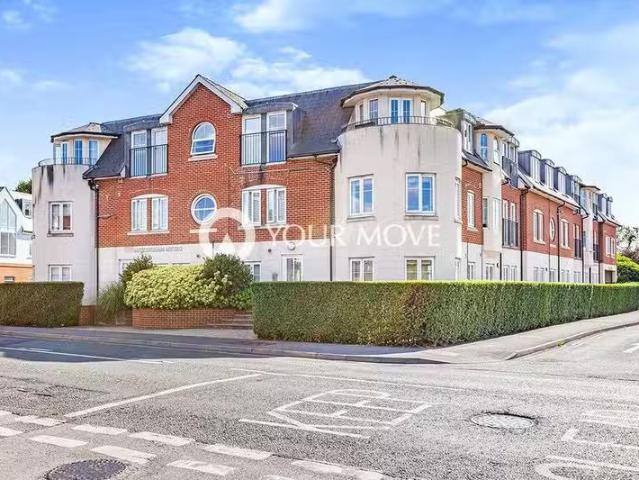 2 bedroom Flat to rent, Station Road, Egham, TW20 £1,800 pcm