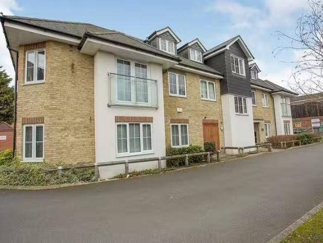 2 bedroom Flat to rent, Stoneylands Road, Egham, TW20 £1,750.