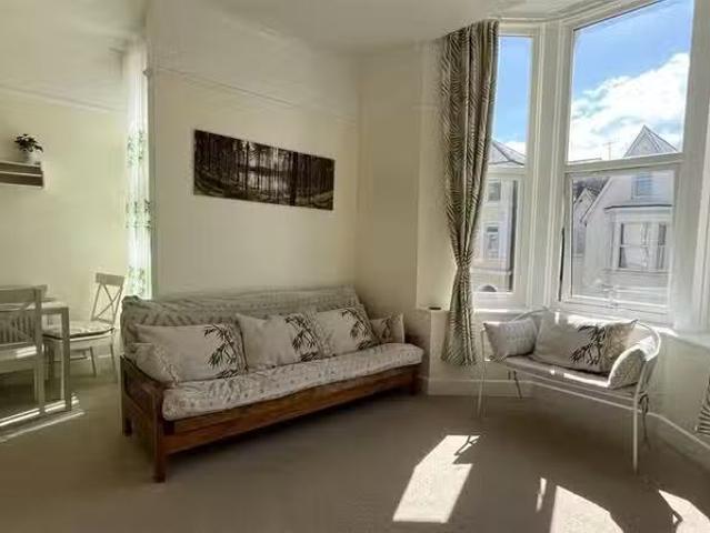 2 bedroom Flat to rent, Shaftesbury Road, Southsea, PO5 £1,40.