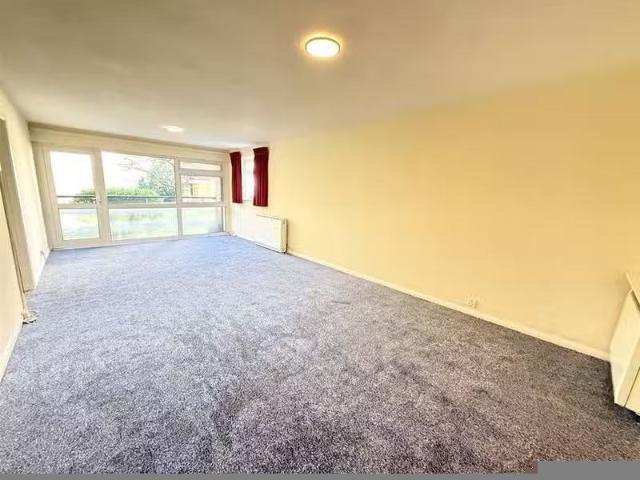 2 bedroom Flat to rent, Shirley Road, Wallington, SM6 £1,650.