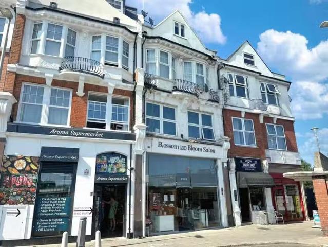 2 bedroom Flat to rent, The Broadway, Woodford Green, IG8 £1.