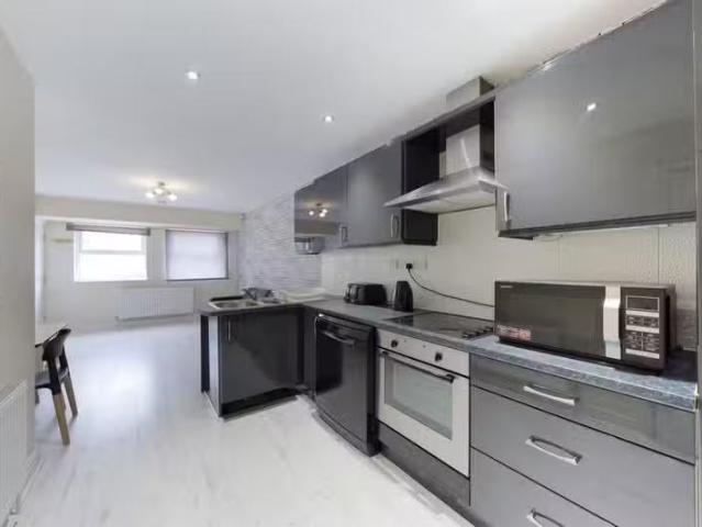 2 bedroom Flat to rent, Towcester Road, Far Cotton, NN4 £700.