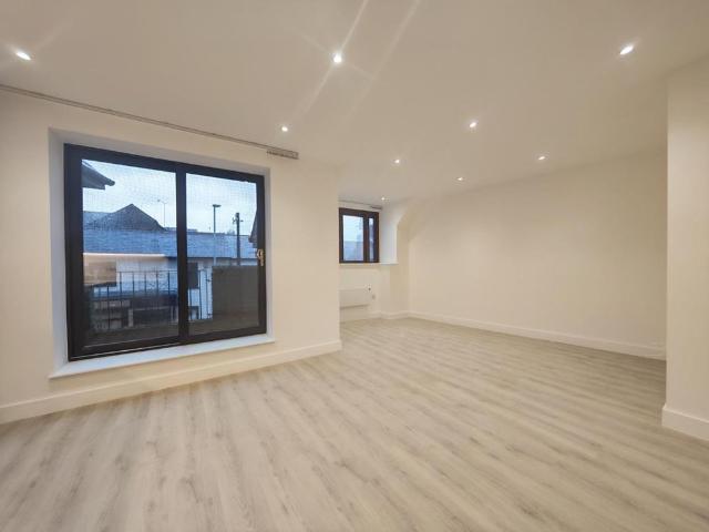 2 bedroom Flat To Rent Total Size: 664 SQ FT
