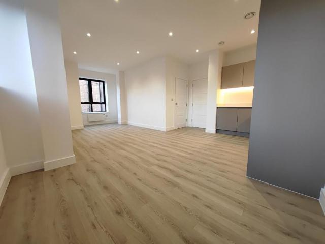 2 bedroom Flat To Rent Total Size: 714 SQ FT