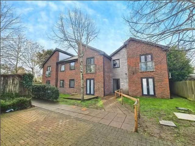2 bedroom Flat to rent, Waterloo Road, Southampton, SO15 £1,1.