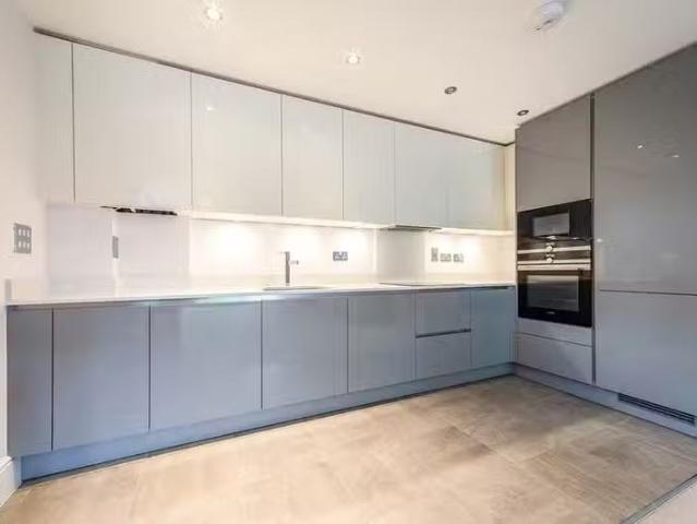 2 bedroom Flat to rent, Woodcote Road, Wallington, SM6 £1,650.