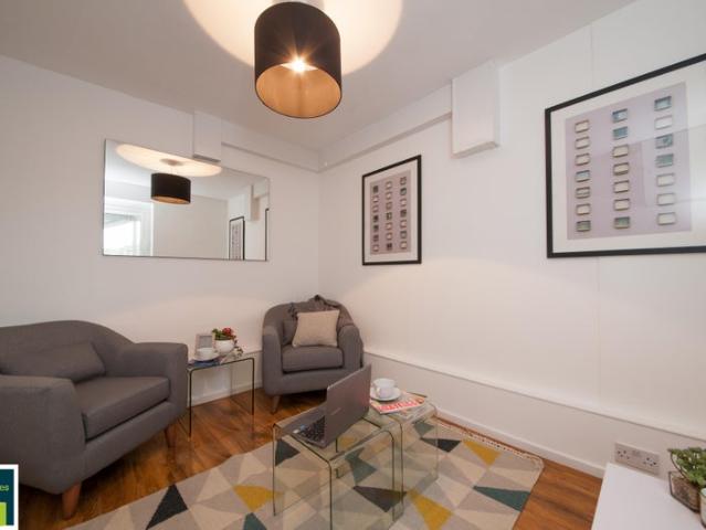 2 Bedroom Flat with Balcony Shepherd's Bush W12