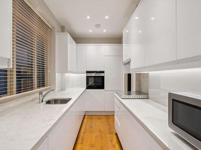 2 bedroom flat with high ceilings to rent in Knightsbridge, SW7