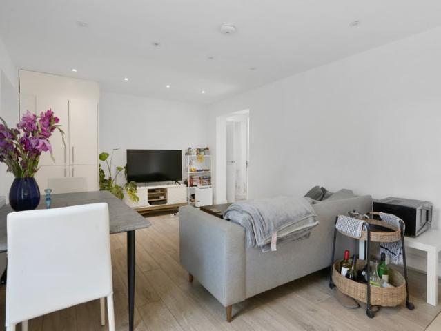 2 Bedroom Flat with Very Large South Facing Garden