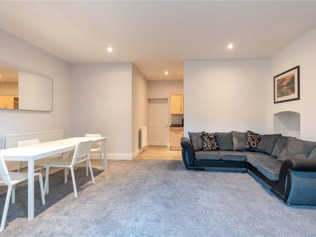 2 Bedroom Flat / Apartment