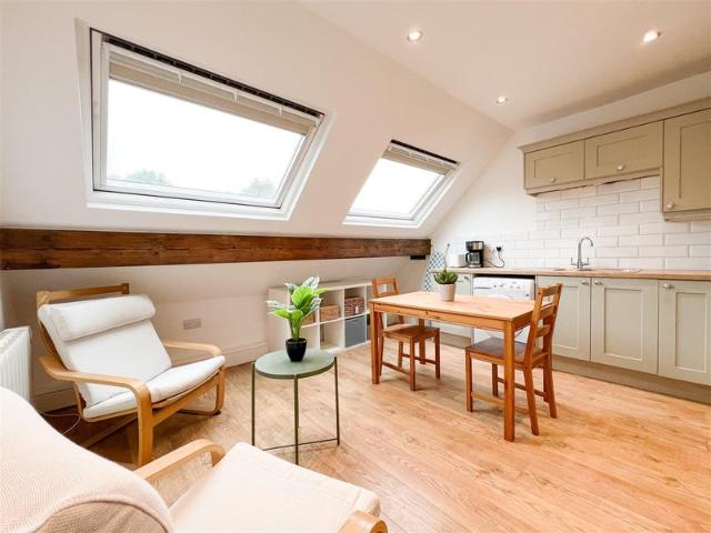 2 Bedroom Flat Available 1 Month August Only