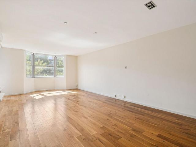 2 Bedroom flat for let in Kensington, W8
