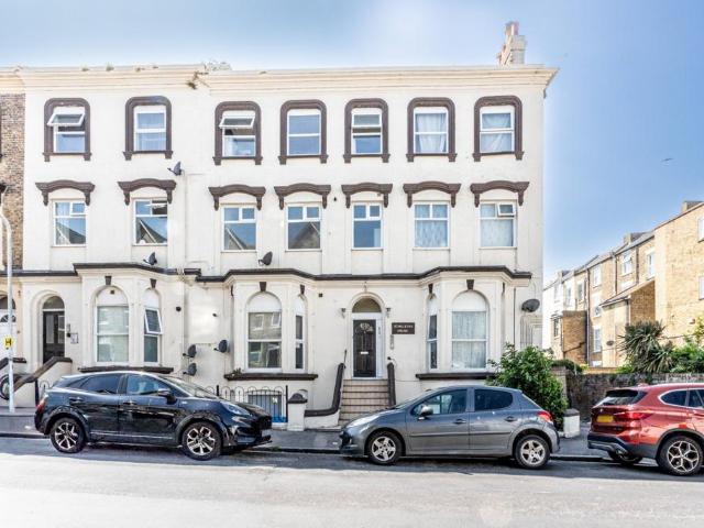 2 bedroom flat for sale