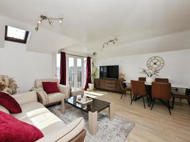 2 bedroom flat for sale