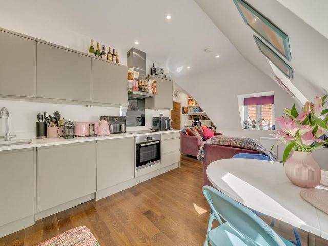 2 bedroom flat for sale