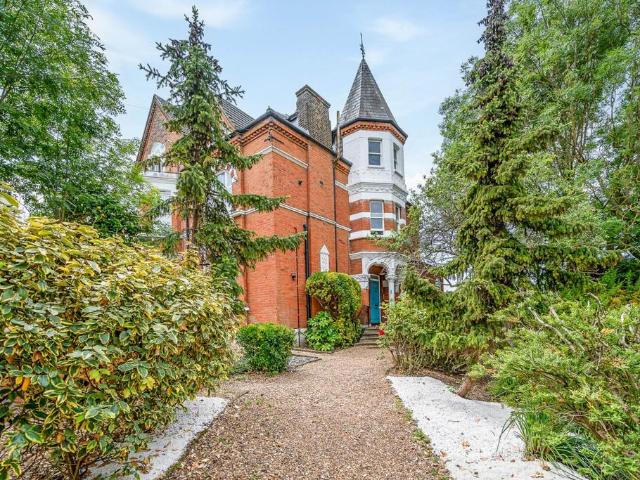 2 bedroom flat for sale