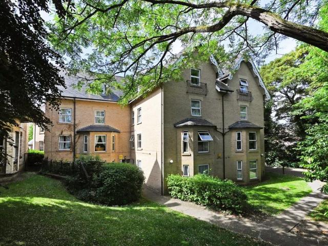 2 bedroom flat for sale