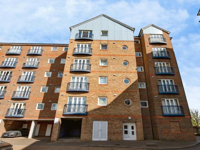 2 bedroom flat for sale