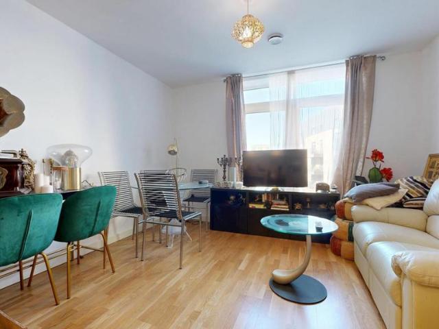 2 bedroom flat for sale