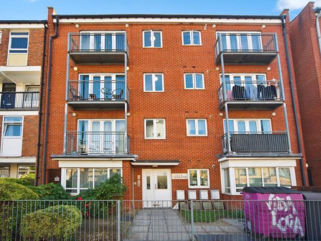 2 bedroom flat for sale