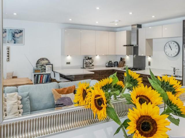 2 bedroom flat for sale