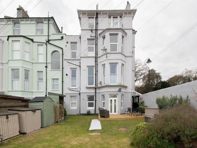 2 bedroom flat for sale