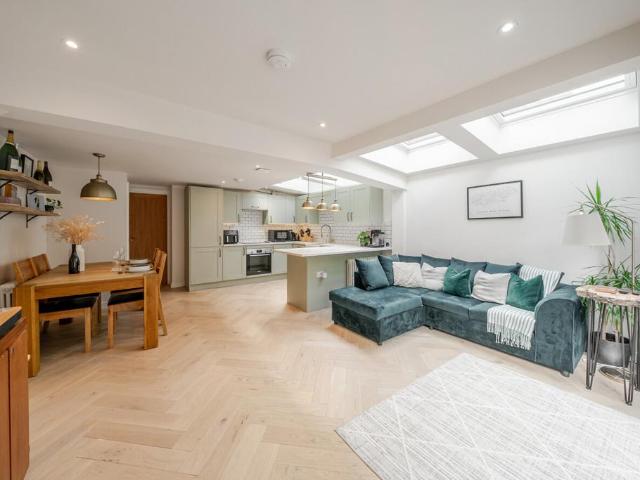 2 bedroom flat for sale