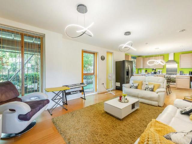 2 bedroom flat for sale