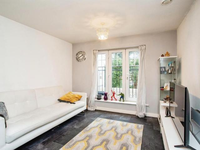 2 bedroom flat for sale