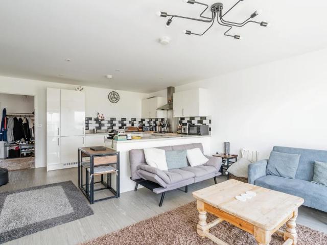 2 bedroom flat for sale
