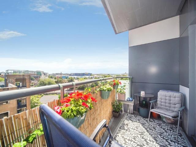 2 bedroom flat for sale