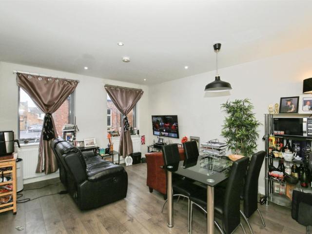 2 bedroom flat for sale