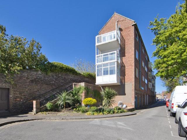 2 bedroom flat for sale