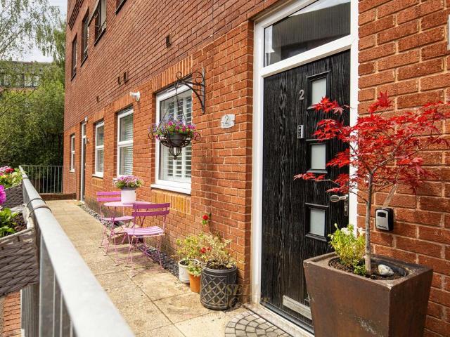 2 bedroom flat for sale